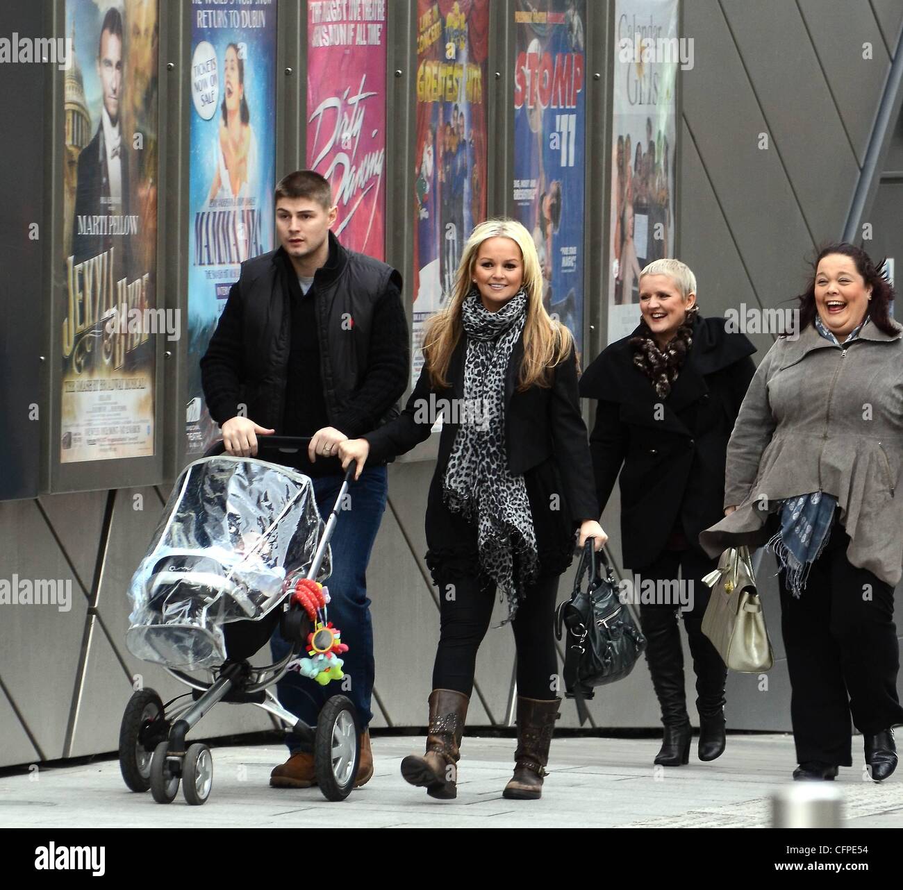 Jennifer Ellison mit Ehemann & Kind und Bernie Nolan & Lisa Riley den ...
