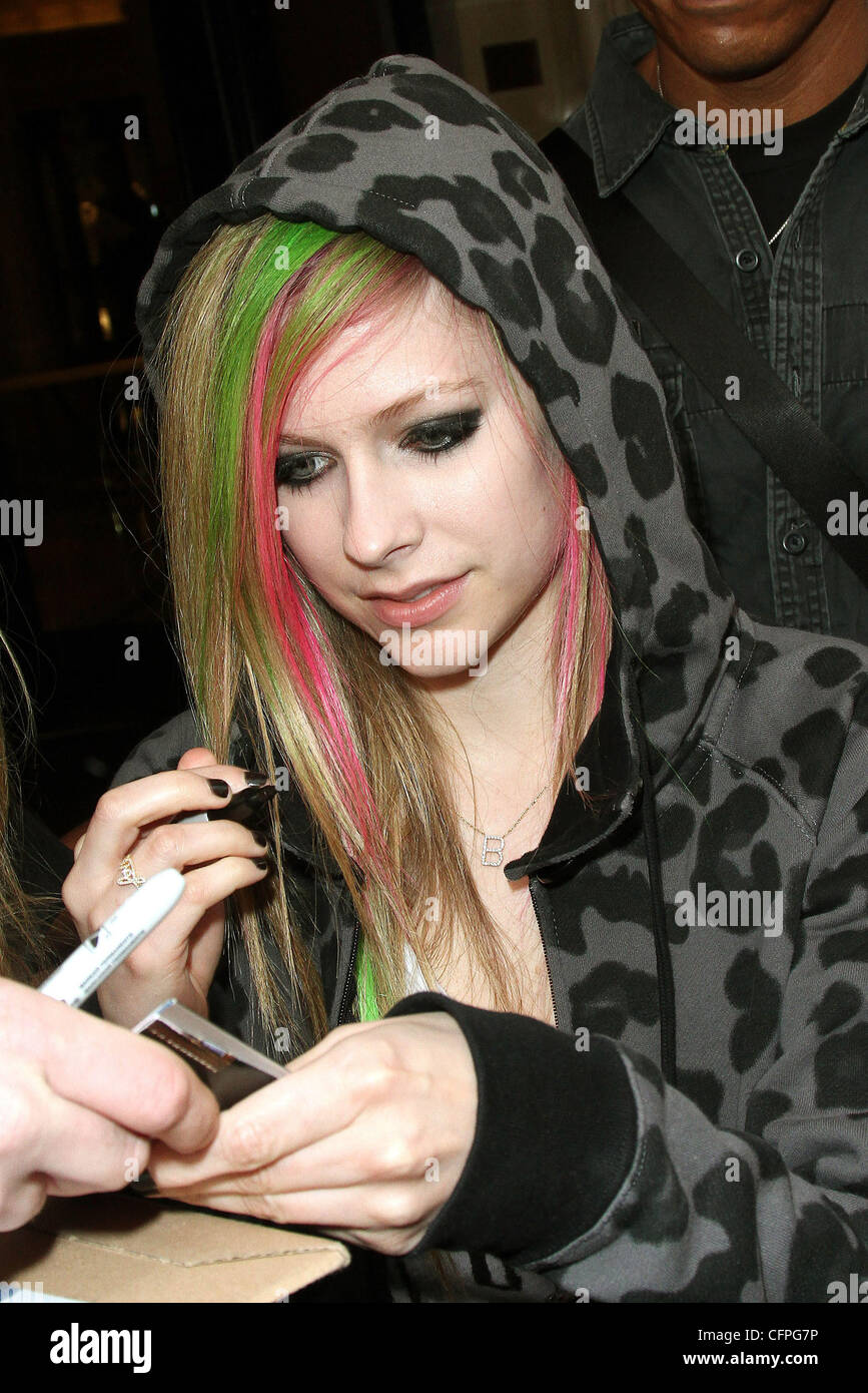 Avril Lavigne Zeichen Autogramme zeigen wie sie das Hotel George V ...