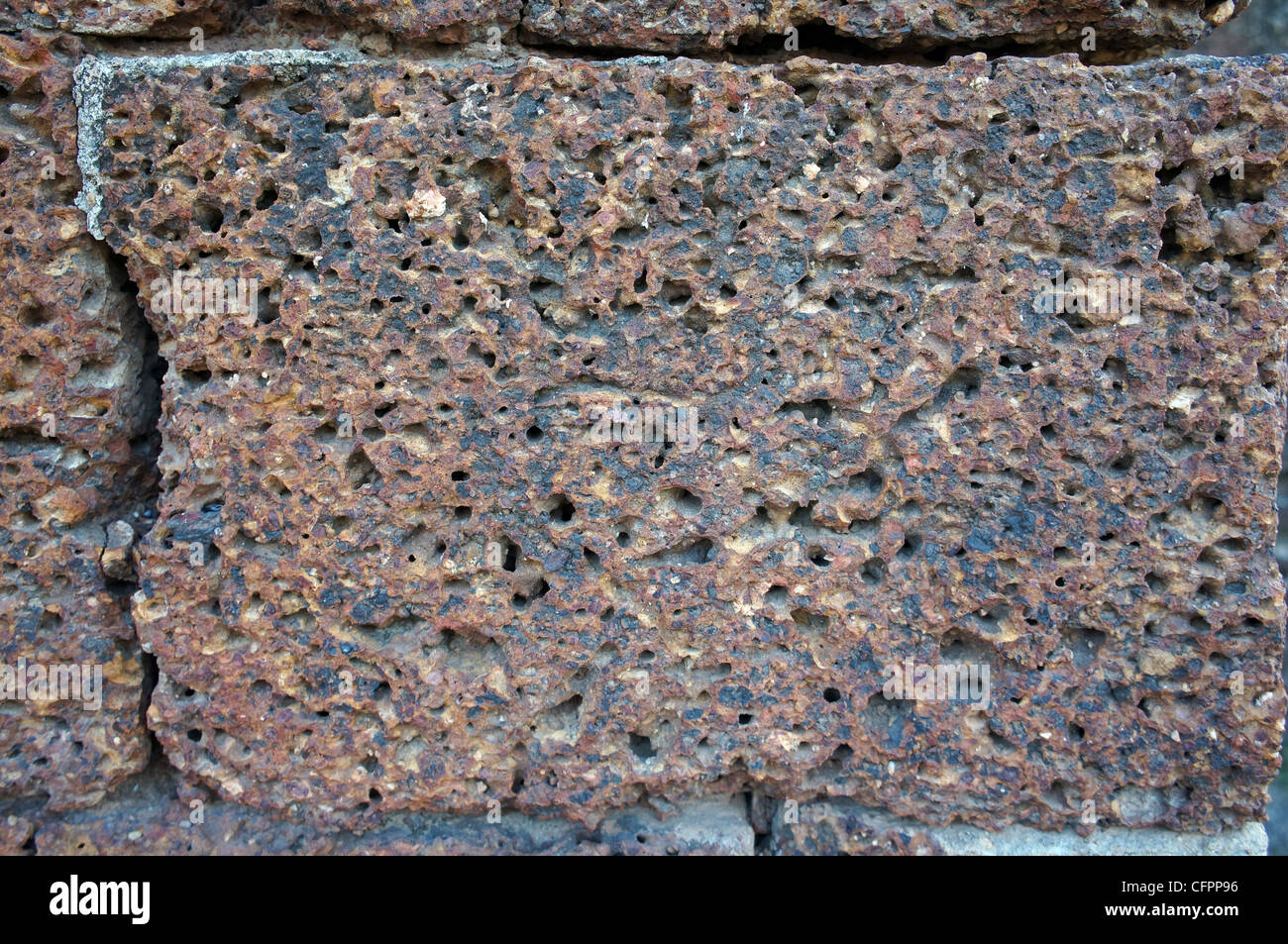 Old laterite stone wall -Fotos und -Bildmaterial in hoher Auflösung – Alamy