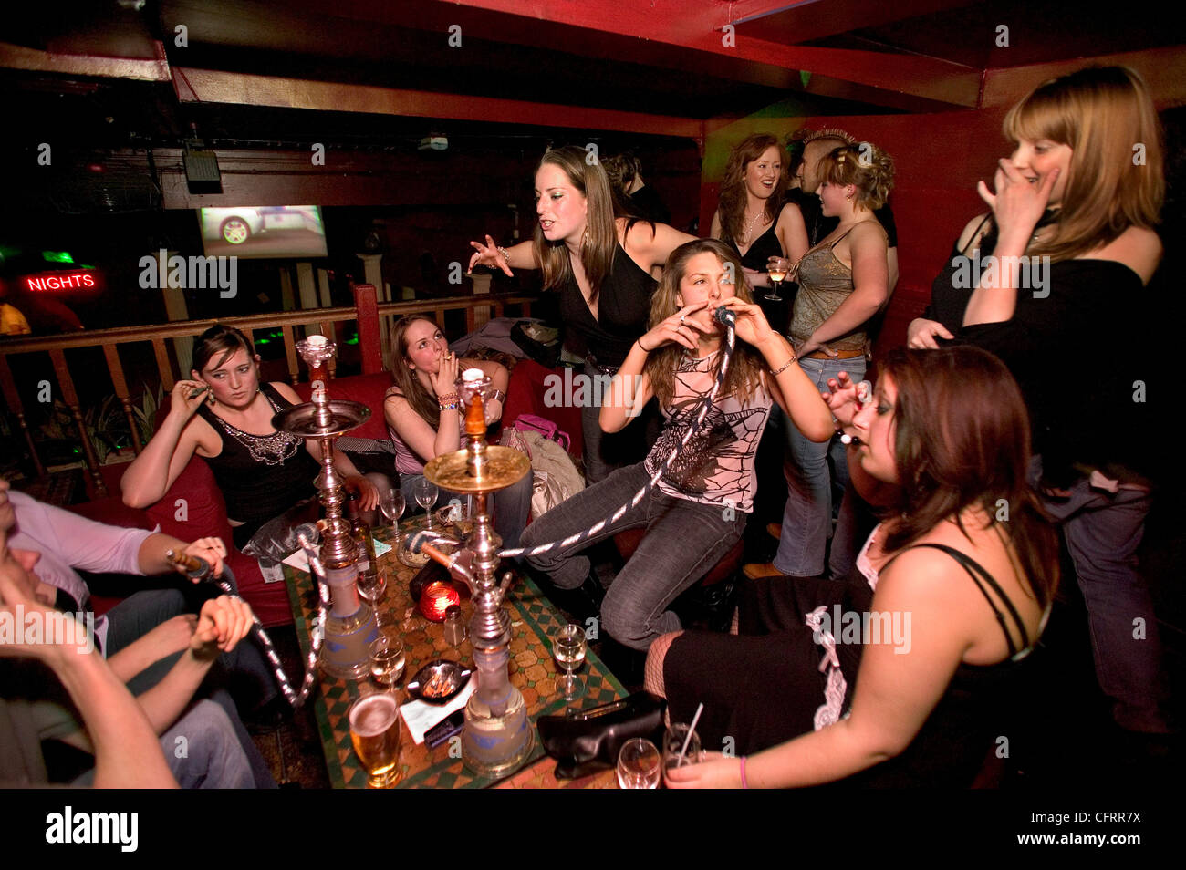 Gruppe von teenaged Mädchen haben eine Nacht in einer Shisha oder ...