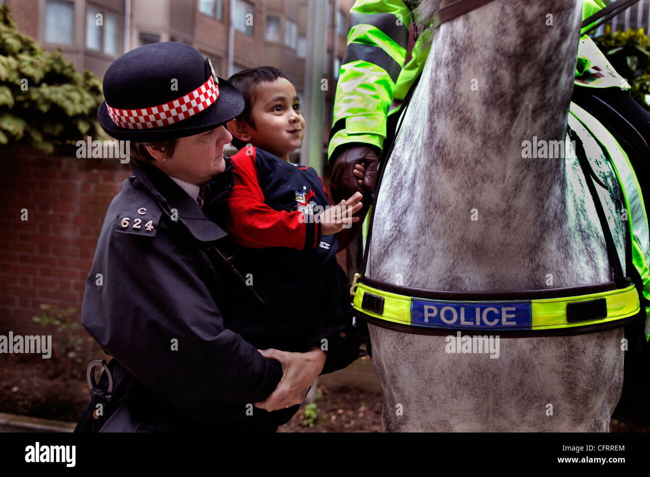 Pferdepolizei polizistin -Fotos und -Bildmaterial in hoher Auflösung ...