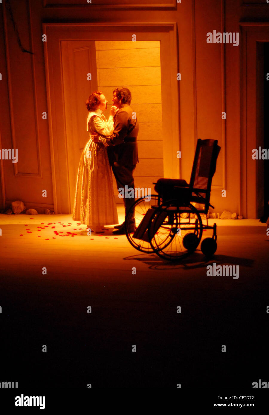 Singen Sie Kendra Herrington (Penelope) und Christopher Clayton ...