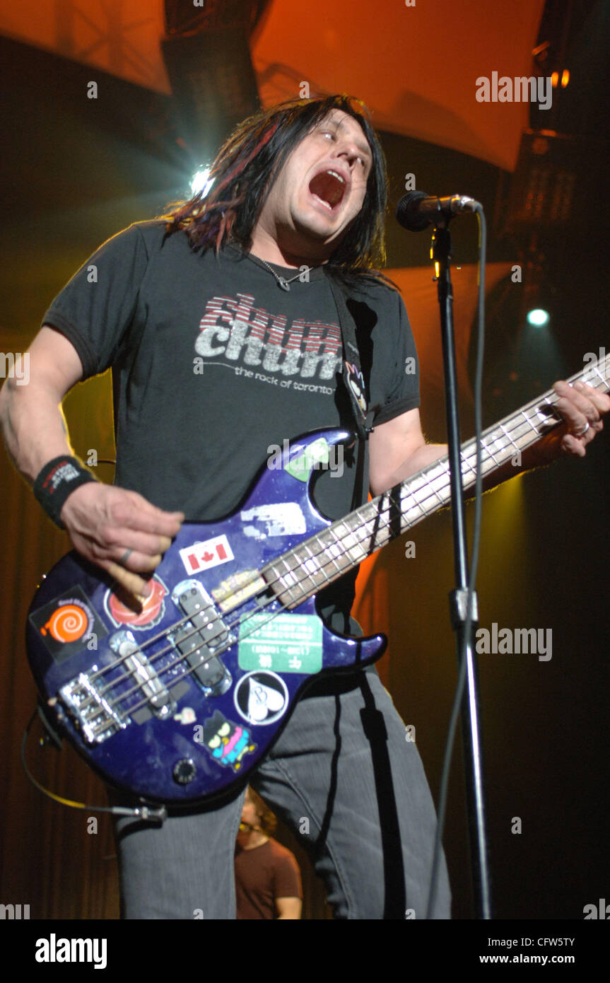 Robby takac bassist -Fotos und -Bildmaterial in hoher Auflösung – Alamy