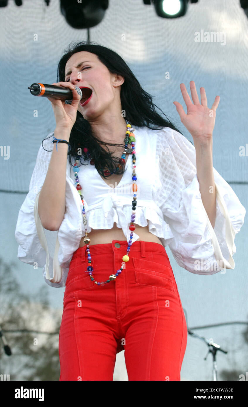 10. März 2007; Sunrise, FL, USA; Musiker YERBA BUENA spielen live als ...