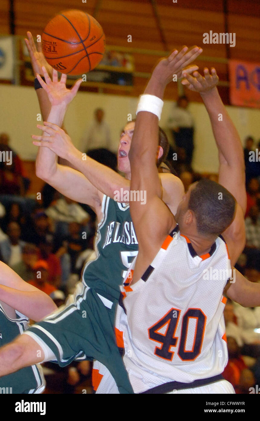 De La Salle's Ryan Silva läuft in McClymonds Fank Otis und verliert den ...