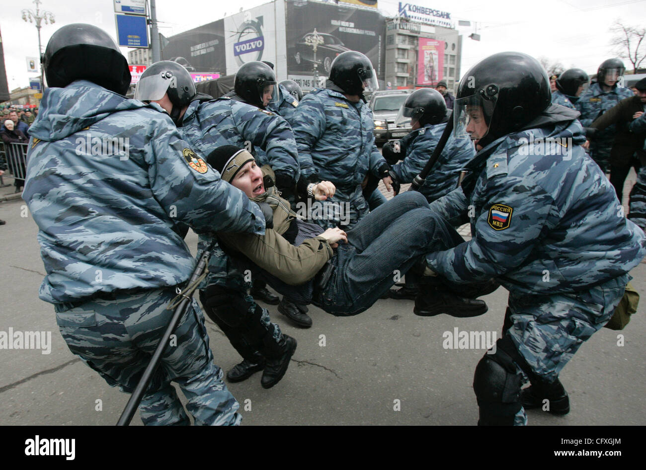 Riot police omon arresting participants -Fotos und -Bildmaterial in ...