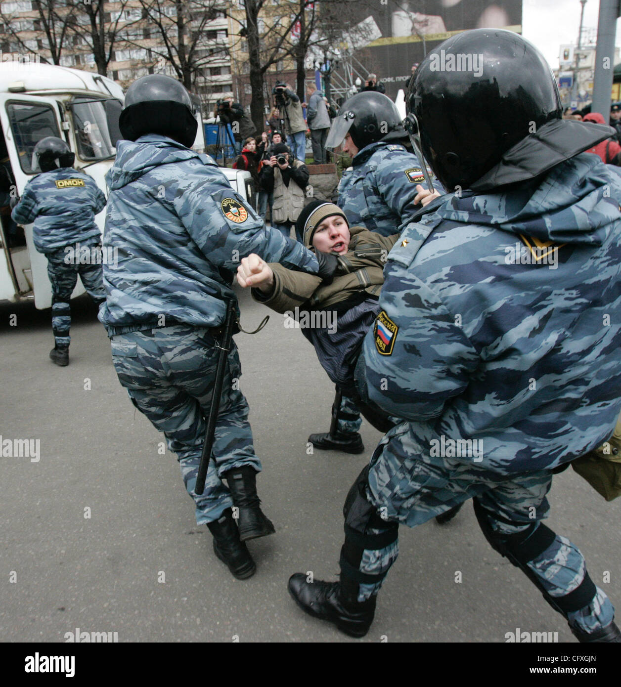 Riot police omon arresting participants -Fotos und -Bildmaterial in ...