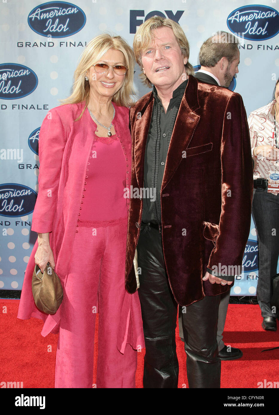 Peter noone und frau -Fotos und -Bildmaterial in hoher Auflösung – Alamy