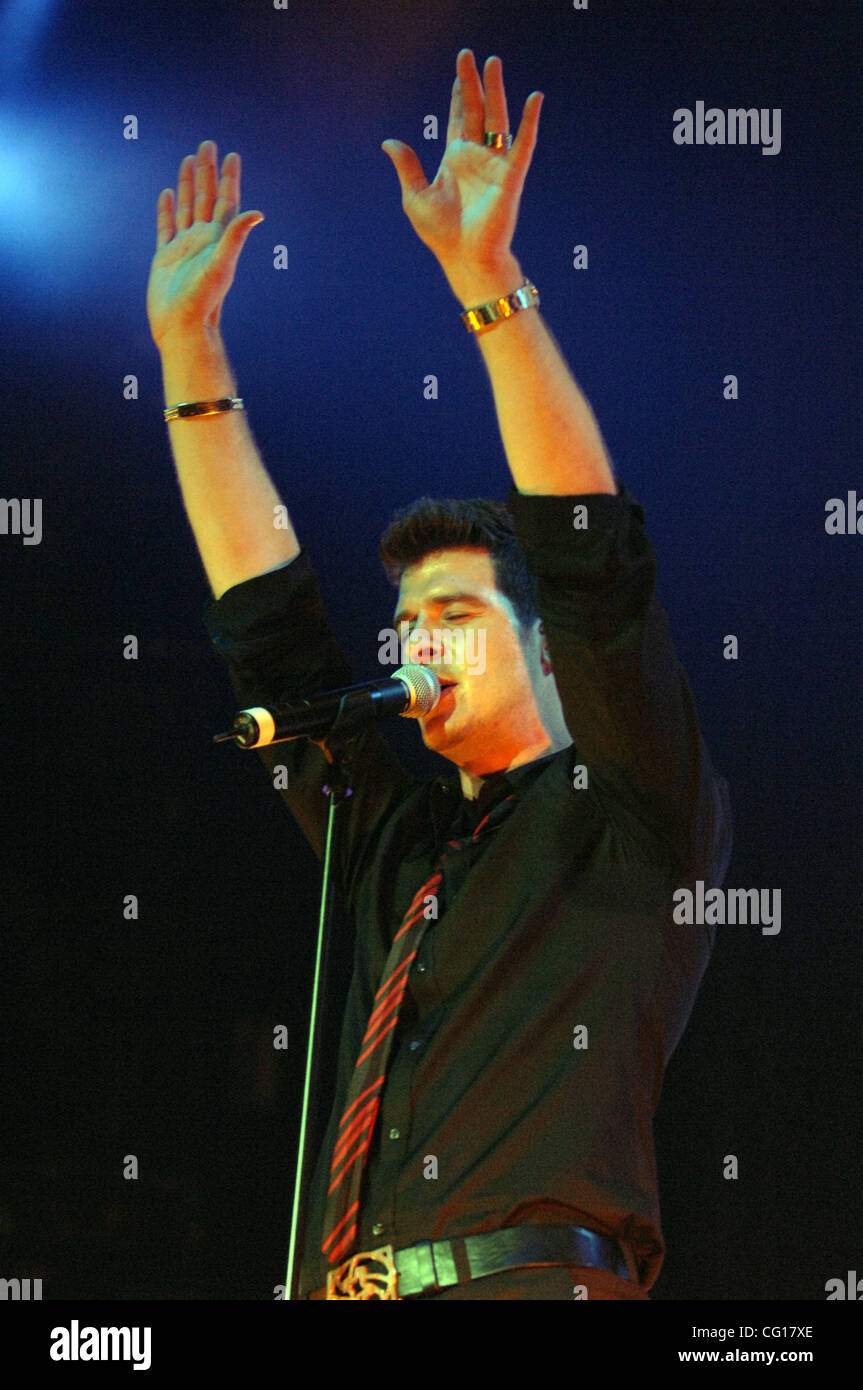 28. Juli 2007; Raleigh, NC USA; Musiker ROBIN THICKE tritt als seine ...