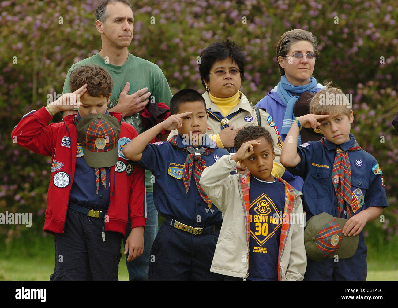 Cub Scouts aus Pack 30 in Berkeley Gruß wie während einer ...