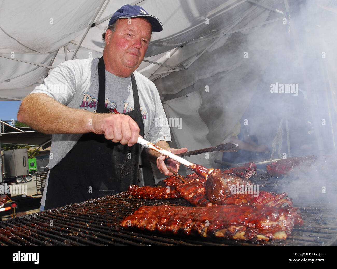 Joe Alexander von Plymouth, Indiana, mit Rasta Joe Grill kocht etwas ...