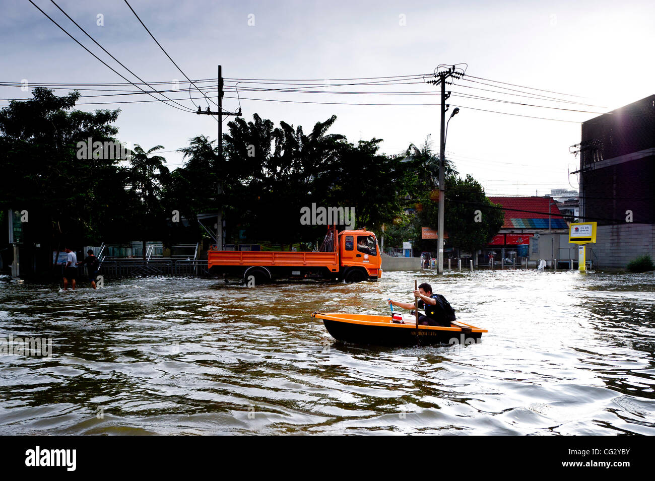 9. November 2011 rudert - Bangkok, Thailand - ein Mann sein Boot durch Hochwasser in der Nähe ...