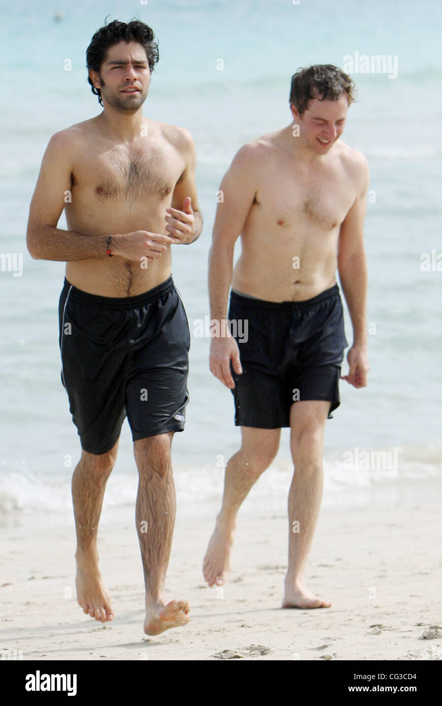 Adrian Grenier und ein Freund nehmen Sie ein Bad im Meer am Miami Beach ...