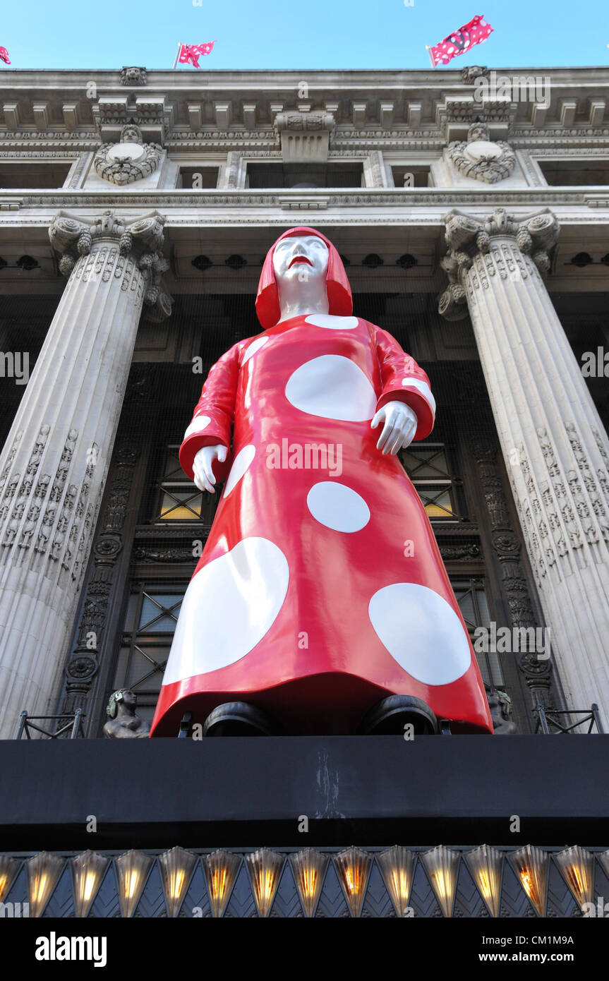 Oxford Street, London, UK. 14. September 2012. Eine riesige Statue von ...