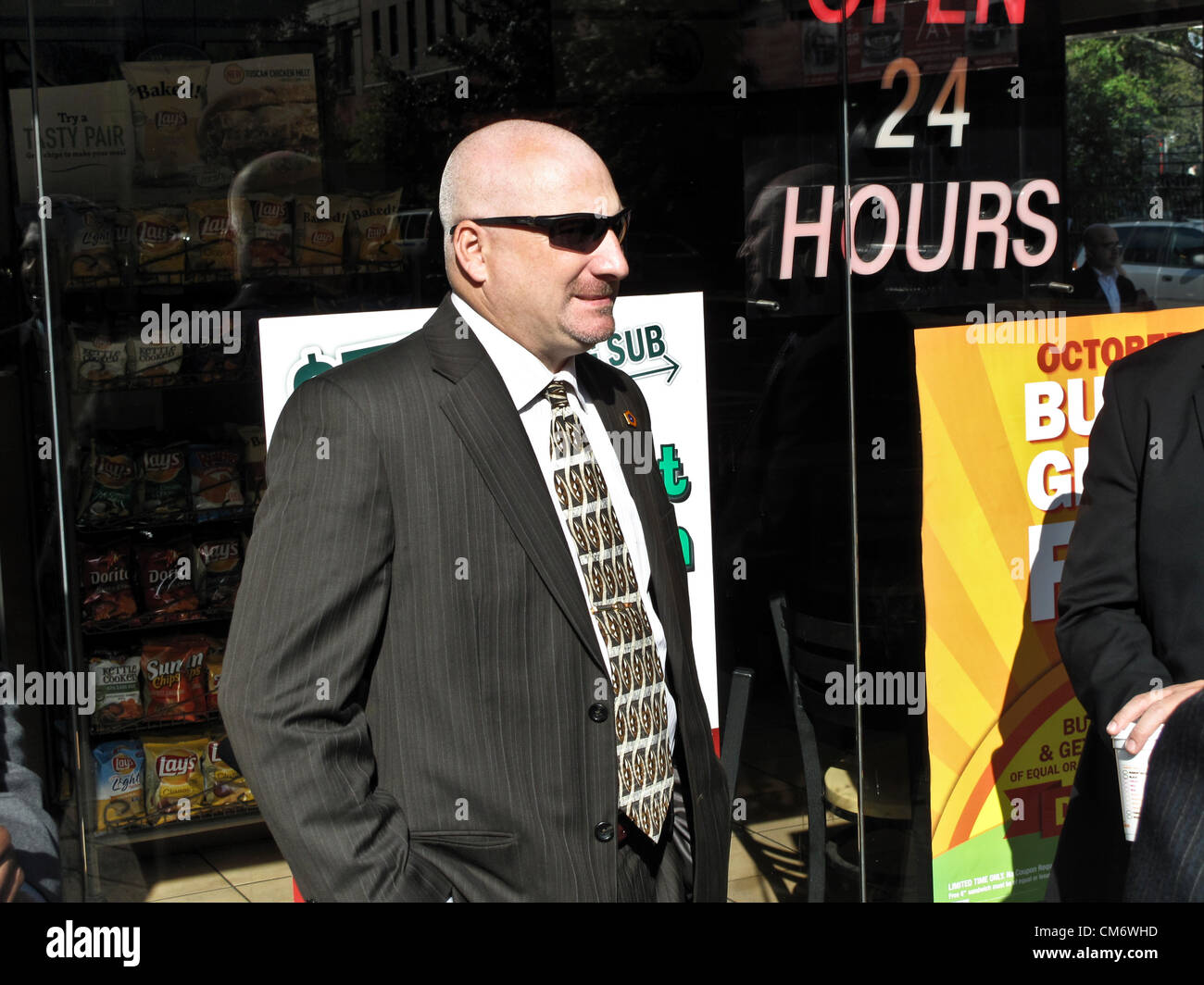 Secret service man suit inside -Fotos und -Bildmaterial in hoher ...