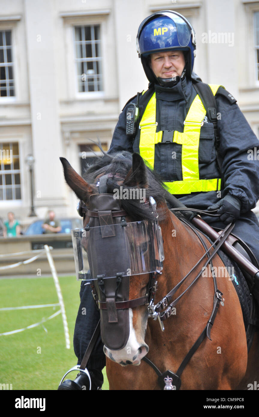 Police and horse with riot gear -Fotos und -Bildmaterial in hoher ...