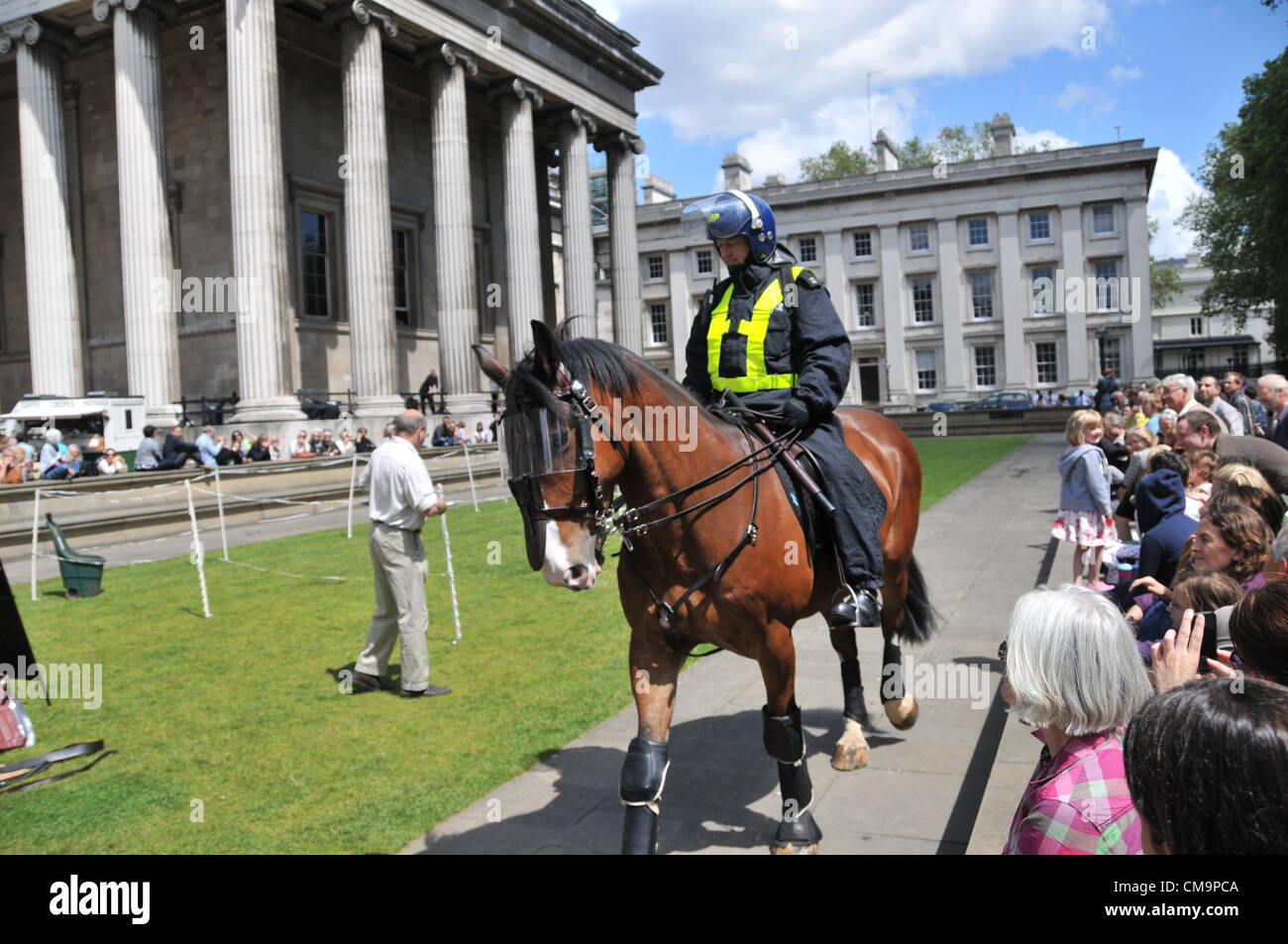 Police and horse with riot gear -Fotos und -Bildmaterial in hoher ...