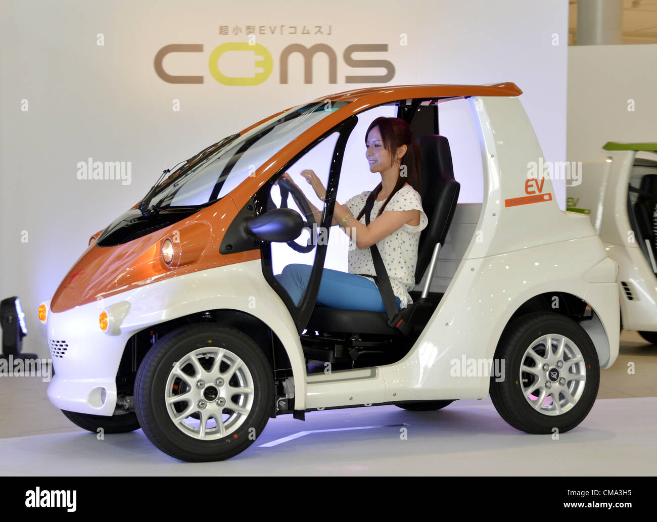 2. Juli 2012, gibt Tokyo, Japan - Toyota COMS, brandneue einsitzigen ...