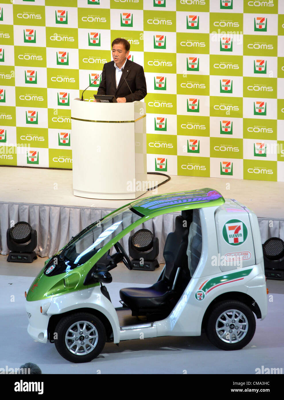 2. Juli 2012, gibt Tokyo, Japan - Toyota COMS, brandneue einsitzigen ...