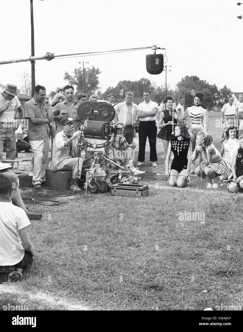 LEE REMICK mit Regisseur Elia Kazan und Mitglieder seiner Crew. AKA Lee ...