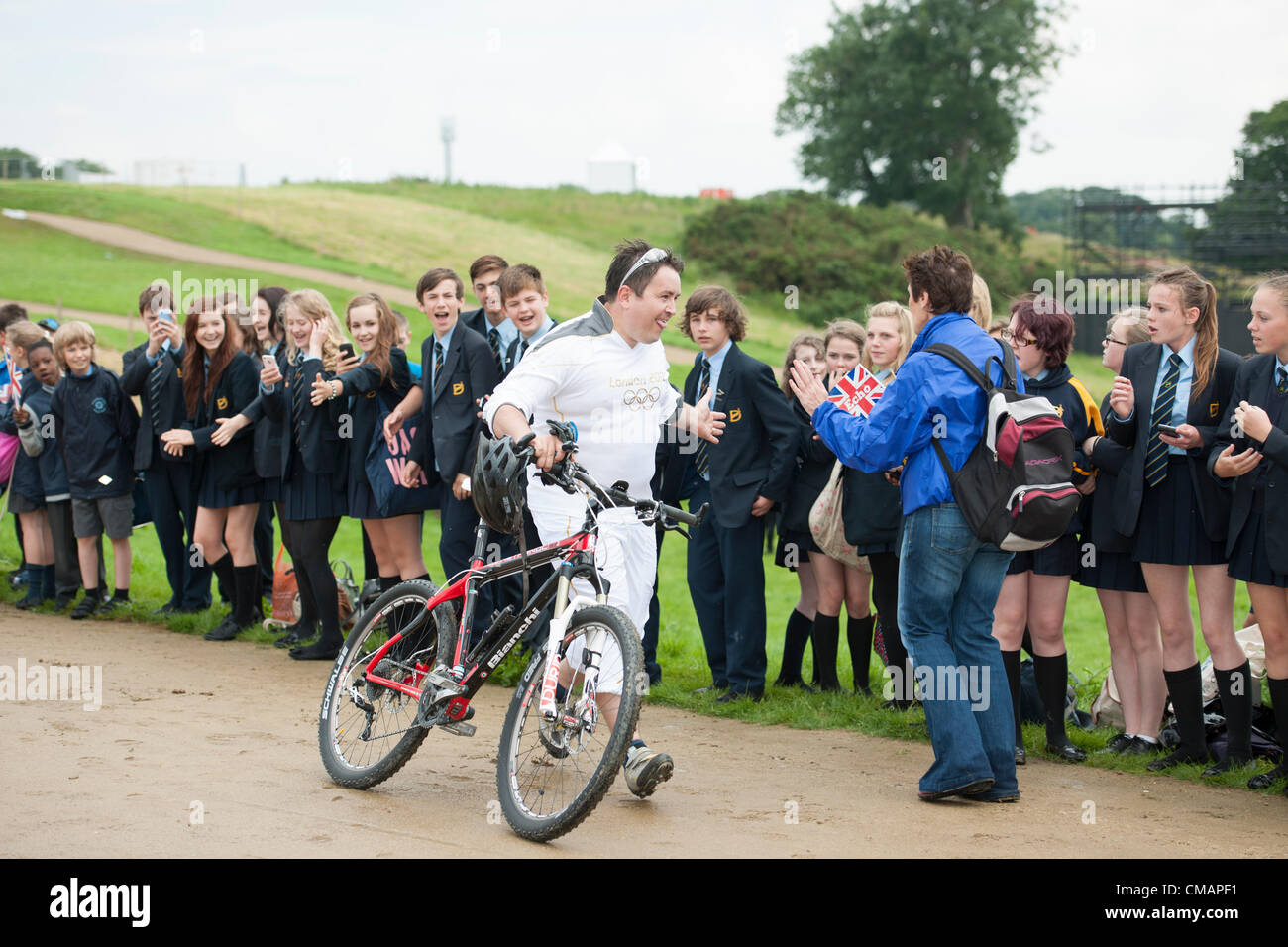 6. Juli 2012, Hadleigh Farm, Essex, England. Die Olympische Fackel ...