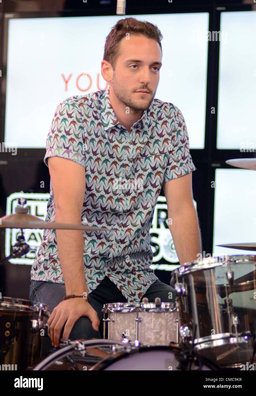 Francois Comtois bei Instore-Auftritt für YOUNG THE GIANT Auftritt bei ...