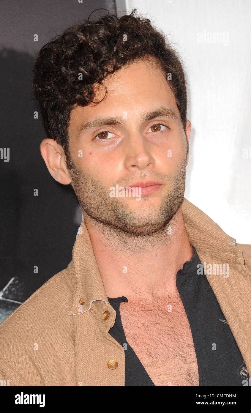 Penn Badgley im Ankunftsbereich für die DARK KNIGHT RISES Premiere, AMC ...