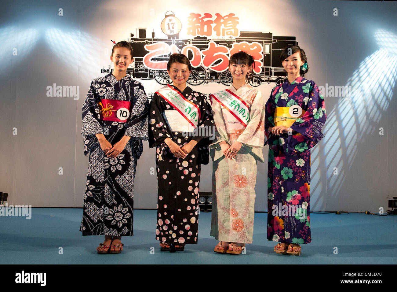 27. Juli 2012, Tokio, Japan (L, R) die Gewinner des "Shimbashi Net ...
