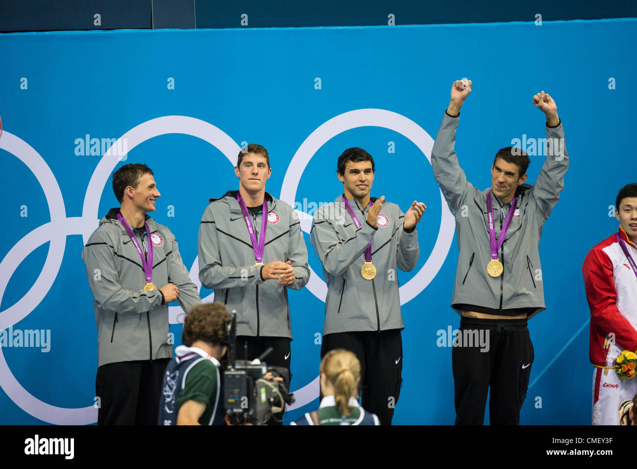 Michael Phelps (USA) - 3. von rechts mit Teamkollegen L-R Conor Dwyer ...