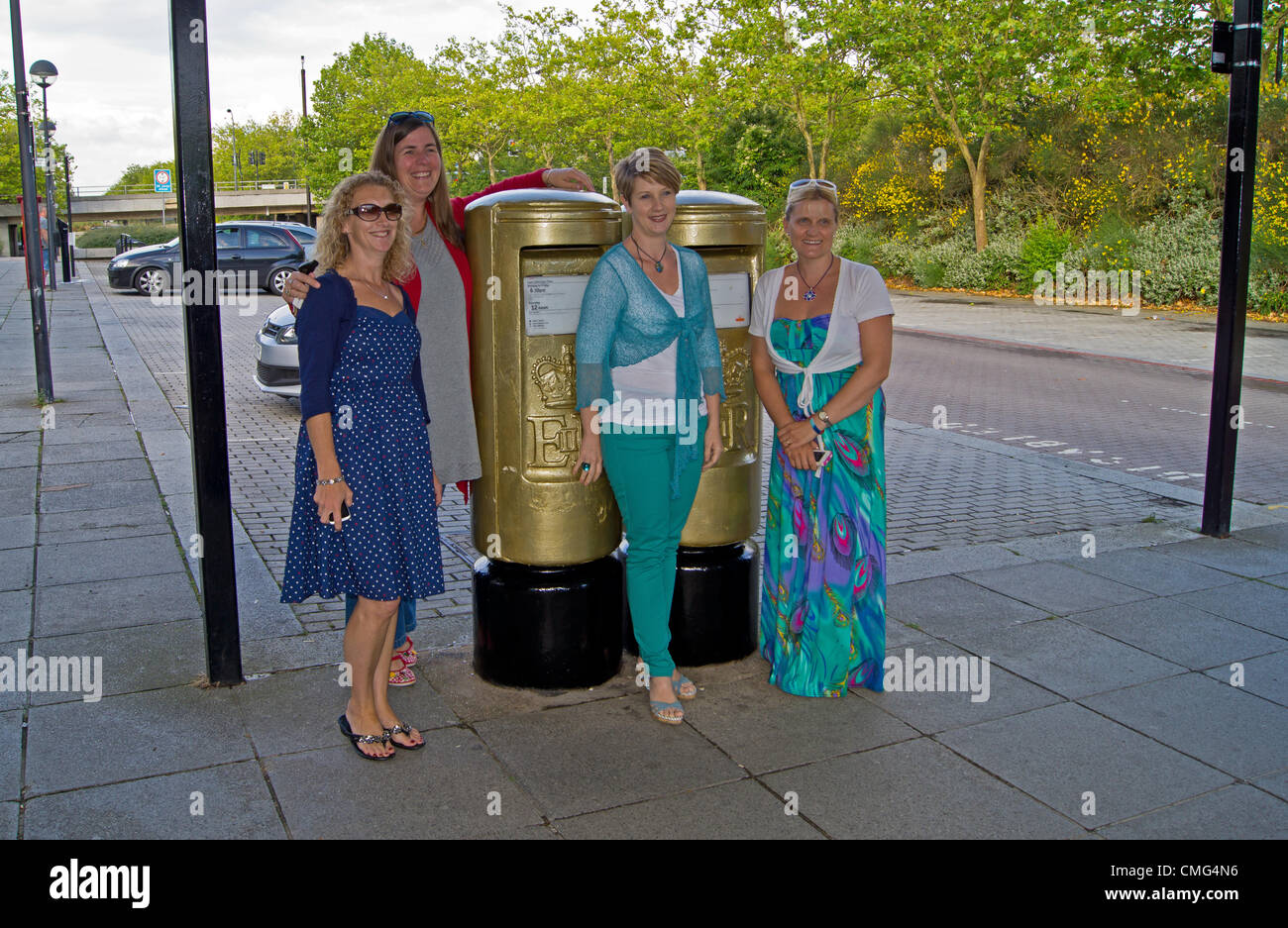 Milton Keynes 08.05.12 Silbury Boulevard lokale Pose vor die zwei ...