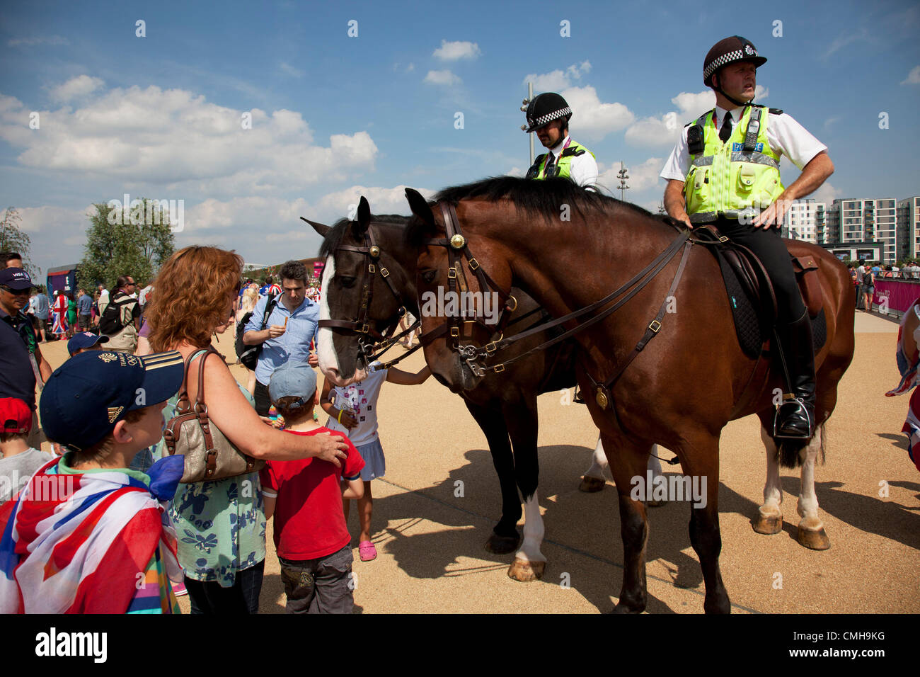 Police horses in london england -Fotos und -Bildmaterial in hoher ...