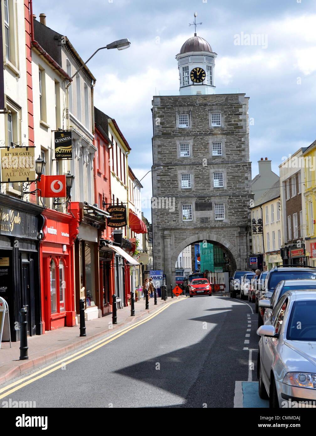 Main Street ist das geschäftige Zentrum von Youghal, County Cork mit ...