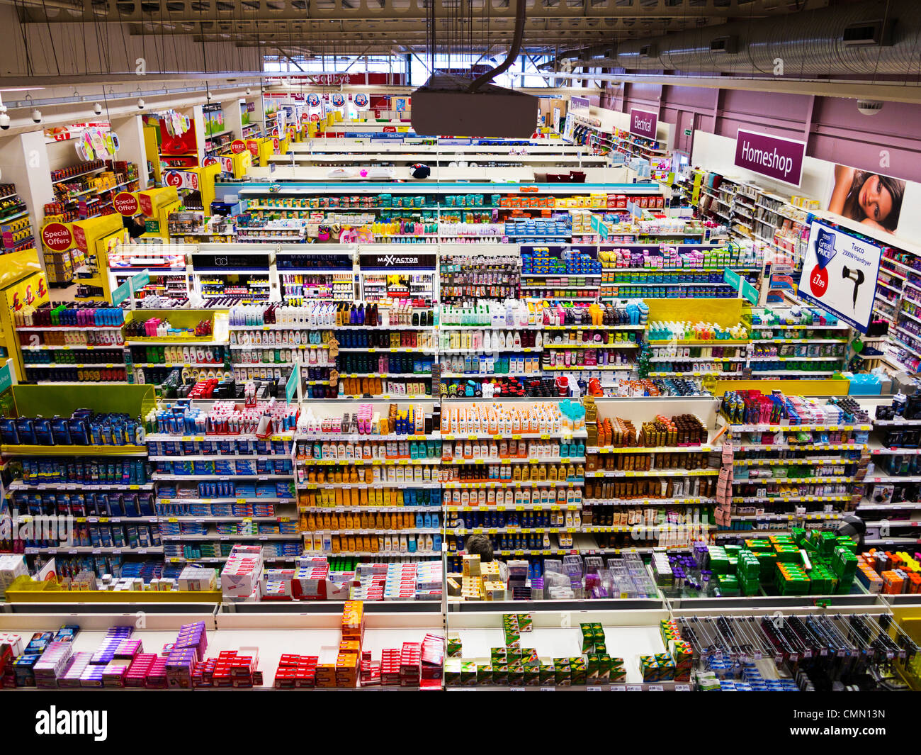 Tesco-Supermarkt-Regale genommen von oben Stockfotografie - Alamy