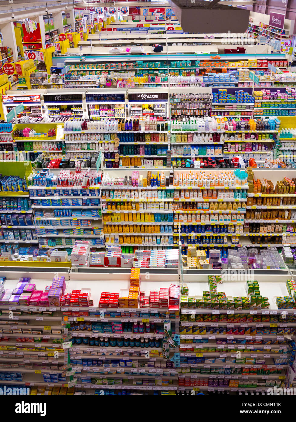 Tesco-Supermarkt-Regale genommen von oben Stockfotografie - Alamy