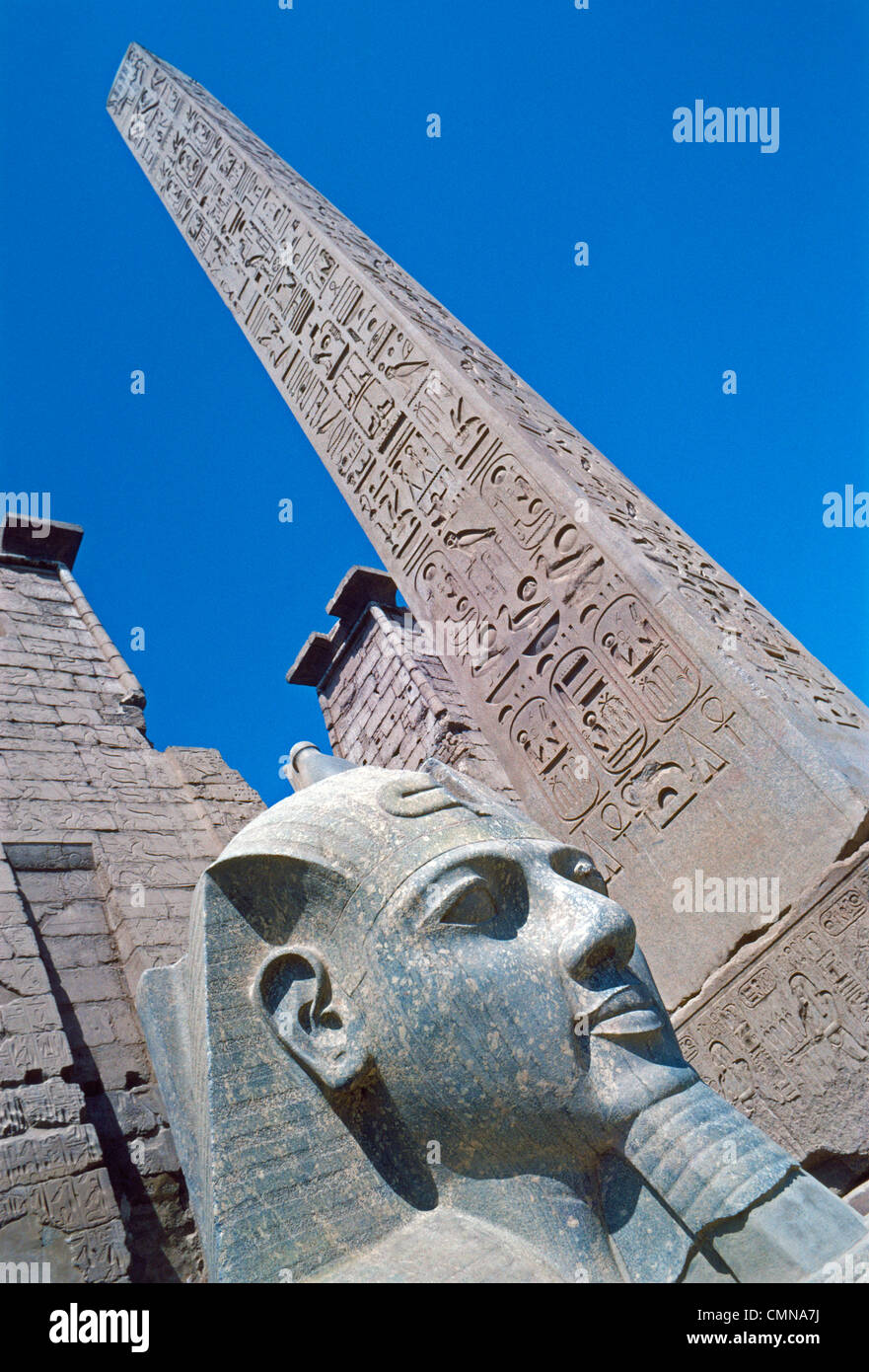 Eine Sphinx und einem Obelisken stehen vor den Toren von Ramses II, der ...