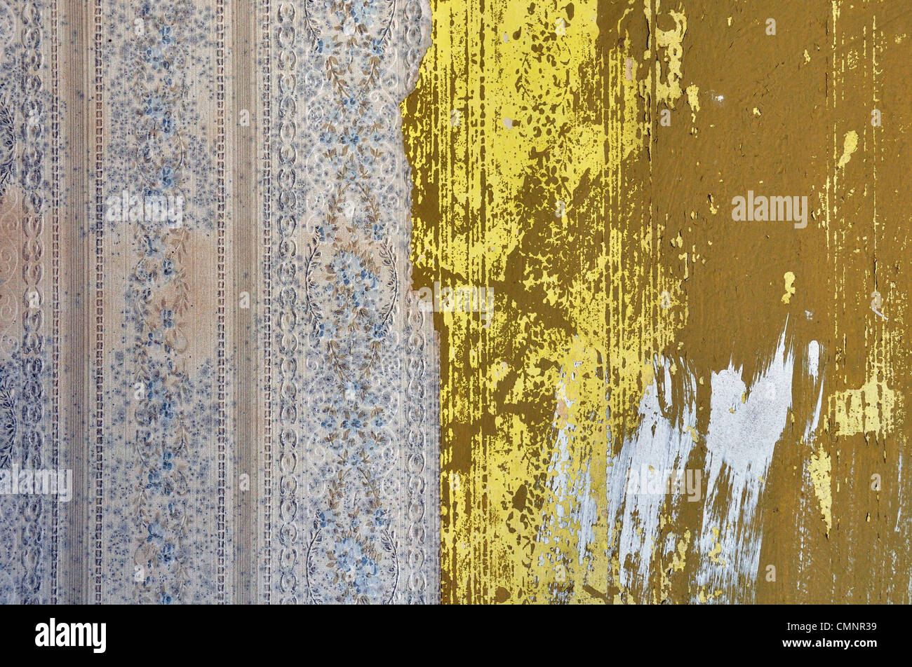 Old wallpaper torn Stockfotos und -bilder Kaufen - Alamy