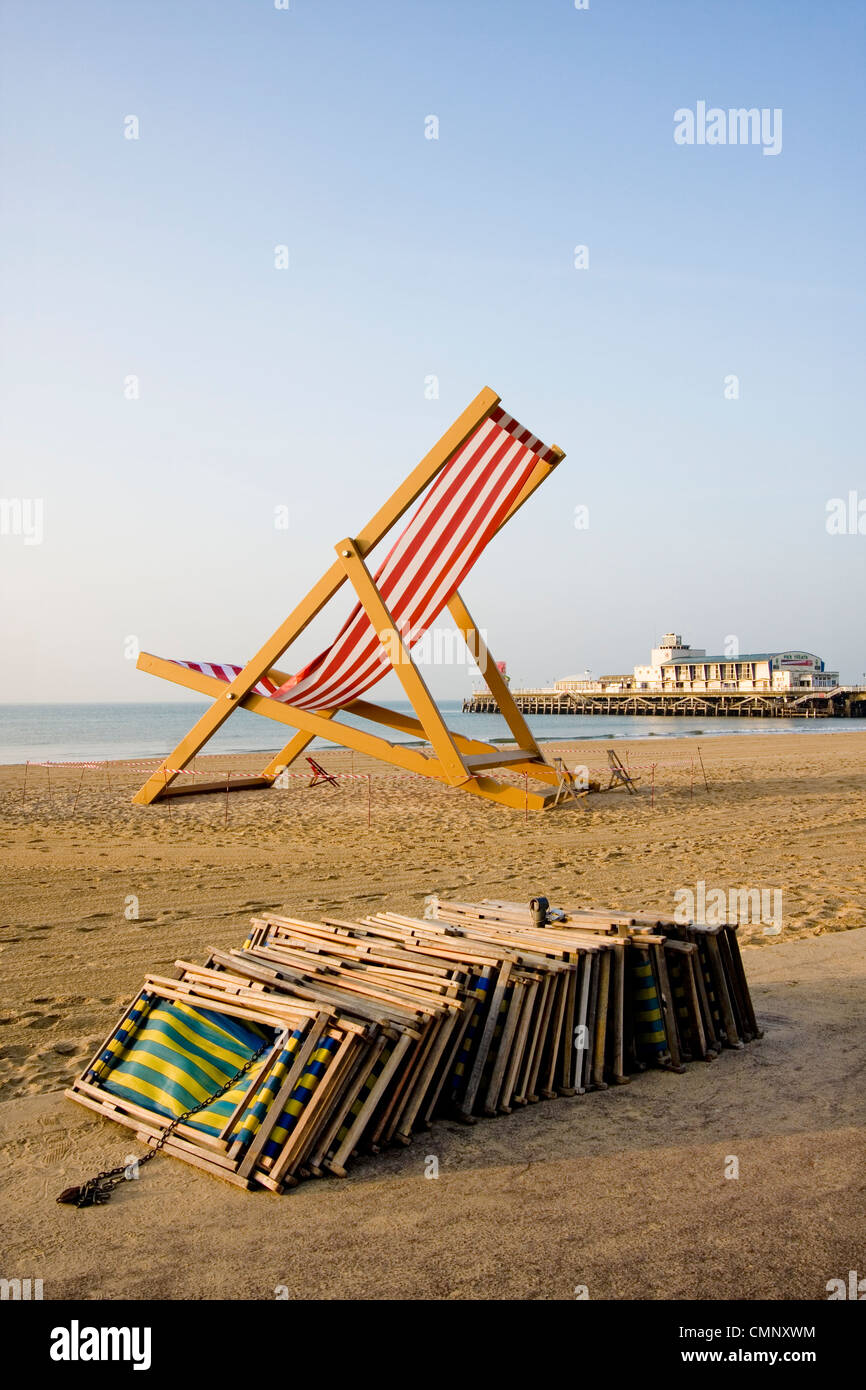 Riesiger riesiger liegestuhl -Fotos und -Bildmaterial in hoher ...