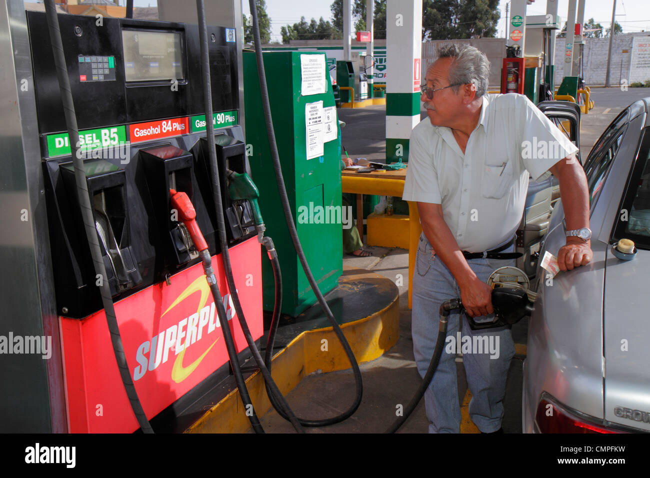 Hispanischer mann, der gas pumpt -Fotos und -Bildmaterial in hoher ...