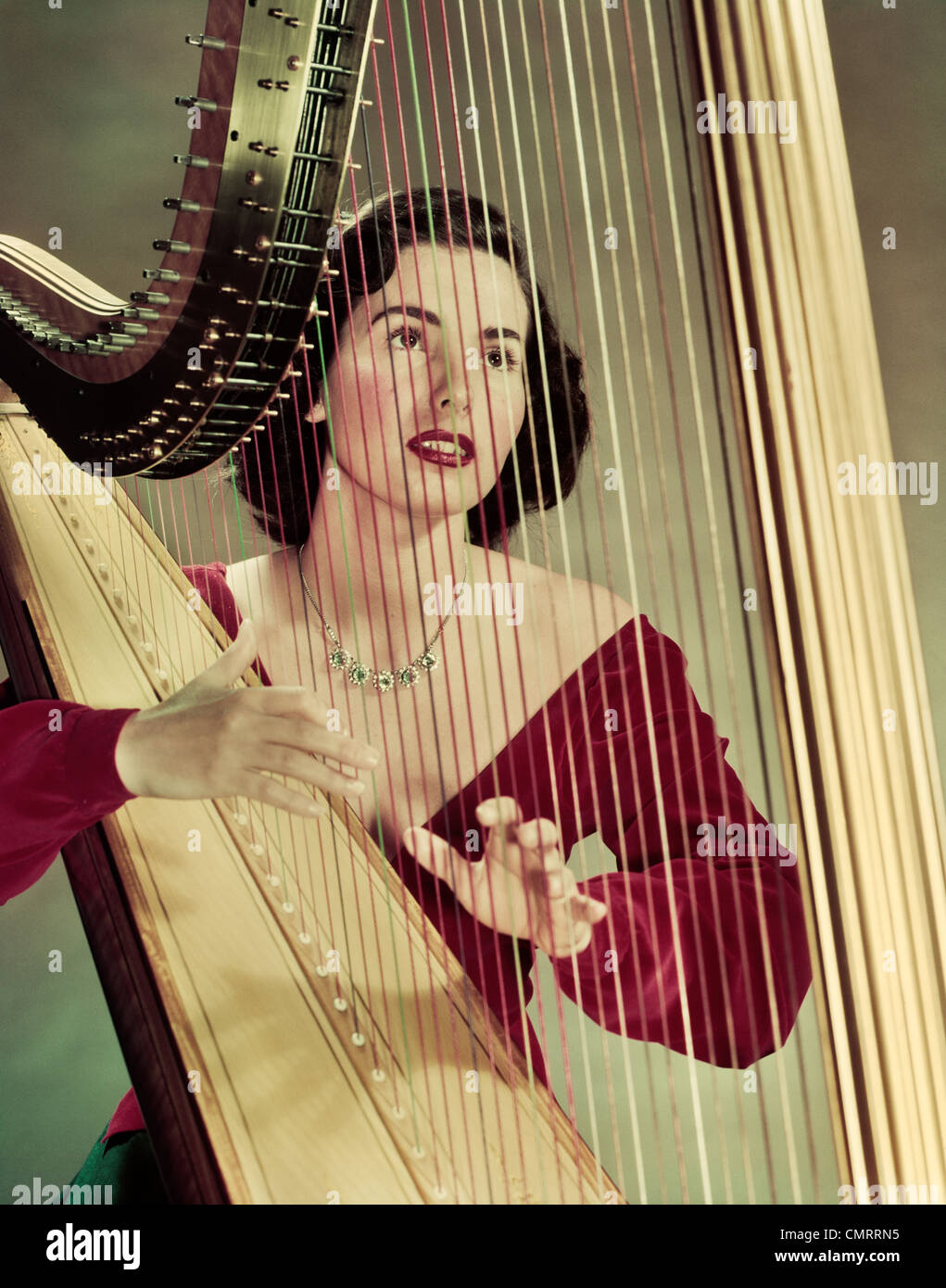 1940S 1950S FRAU SPIELT HARFE TRAGEN ROTE SAMTKLEID Stockfotografie - Alamy