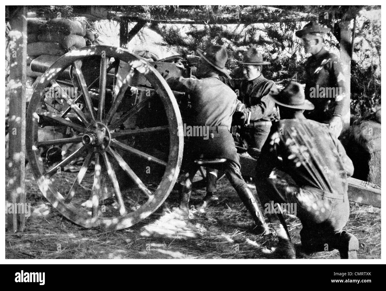 Naval field gun training -Fotos und -Bildmaterial in hoher Auflösung ...
