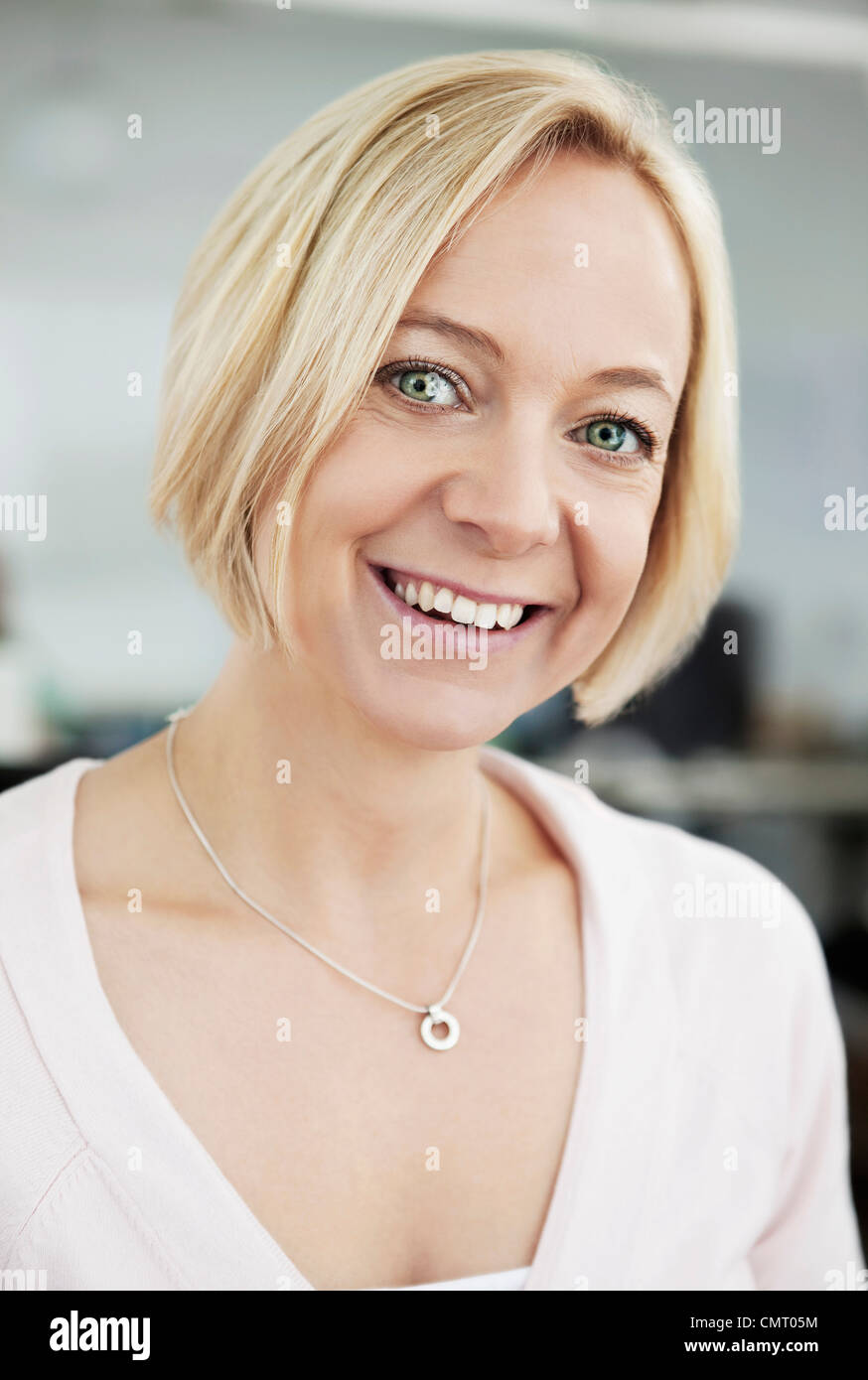 Blick in die kamera mit offenen augen Stockfotos und -bilder Kaufen - Alamy