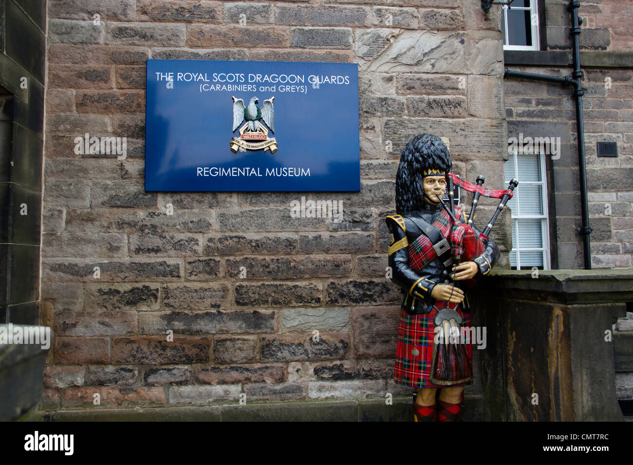 Statue vor dem Royal Scots Dragoon Guards Museum in Edinburgh Castle ...