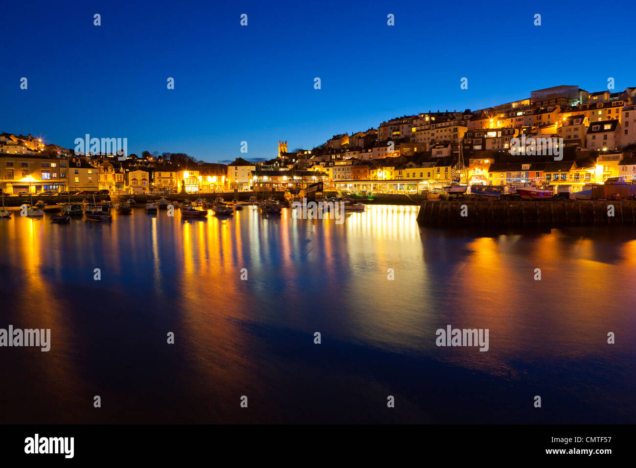 Brixham harbour at night -Fotos und -Bildmaterial in hoher Auflösung ...