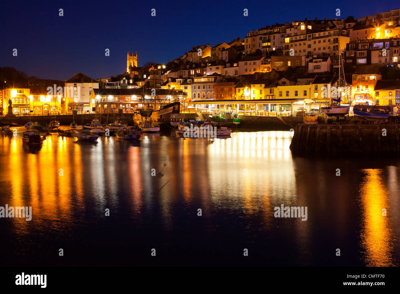 Brixham harbour at night -Fotos und -Bildmaterial in hoher Auflösung ...