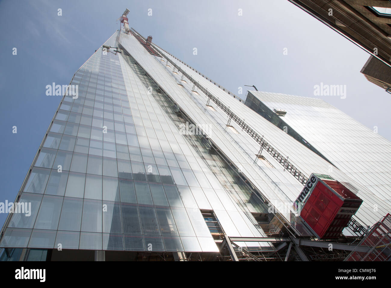 Shard skyscraper construction lift -Fotos und -Bildmaterial in hoher Auflösung – Alamy
