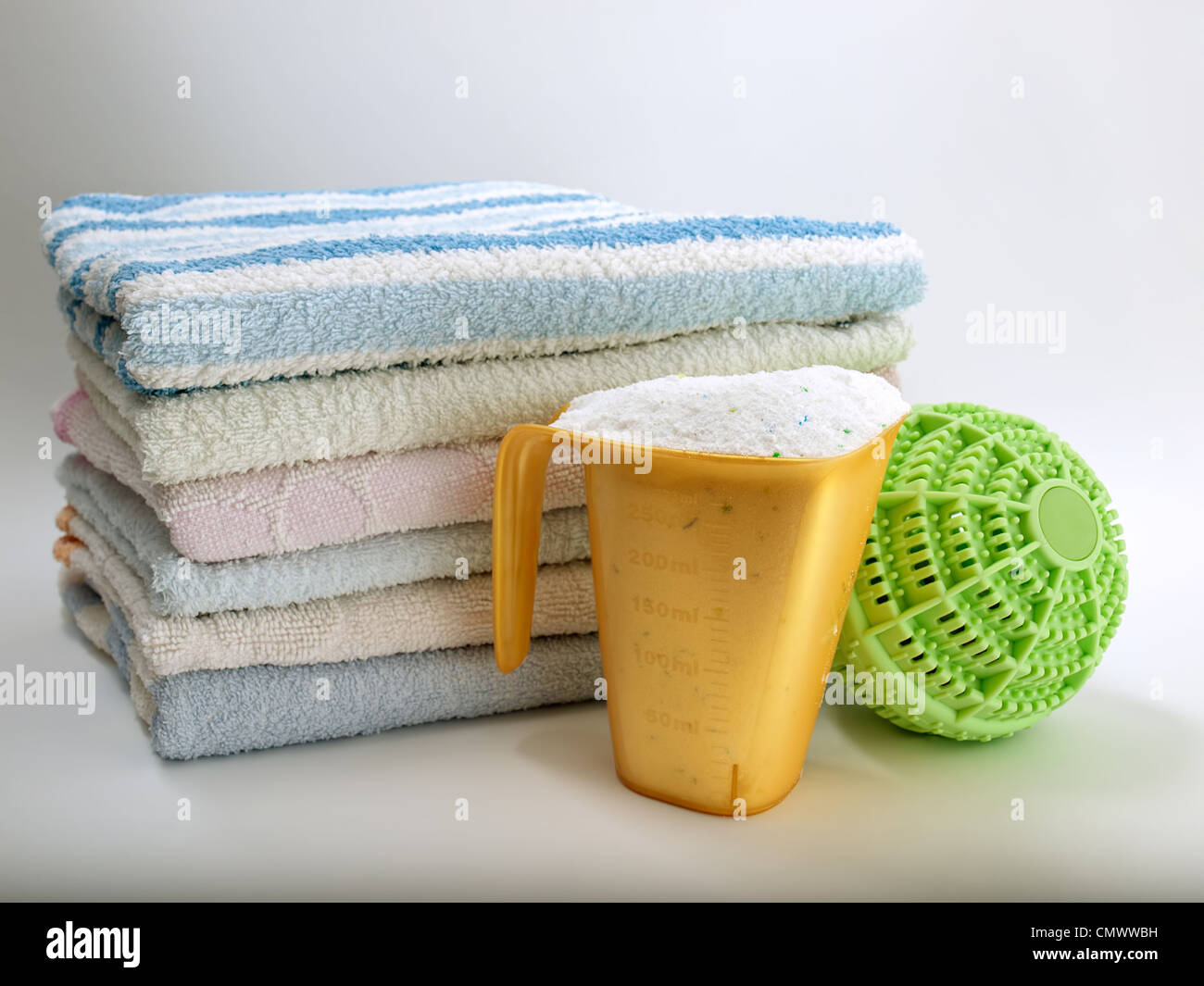 Zwei verschiedene Arten von Waschen von Kleidern, mit Waschmittel und ...