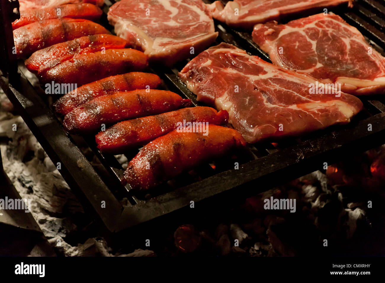 Wurst und Fleisch auf dem Grill Grillen Stockfotografie - Alamy