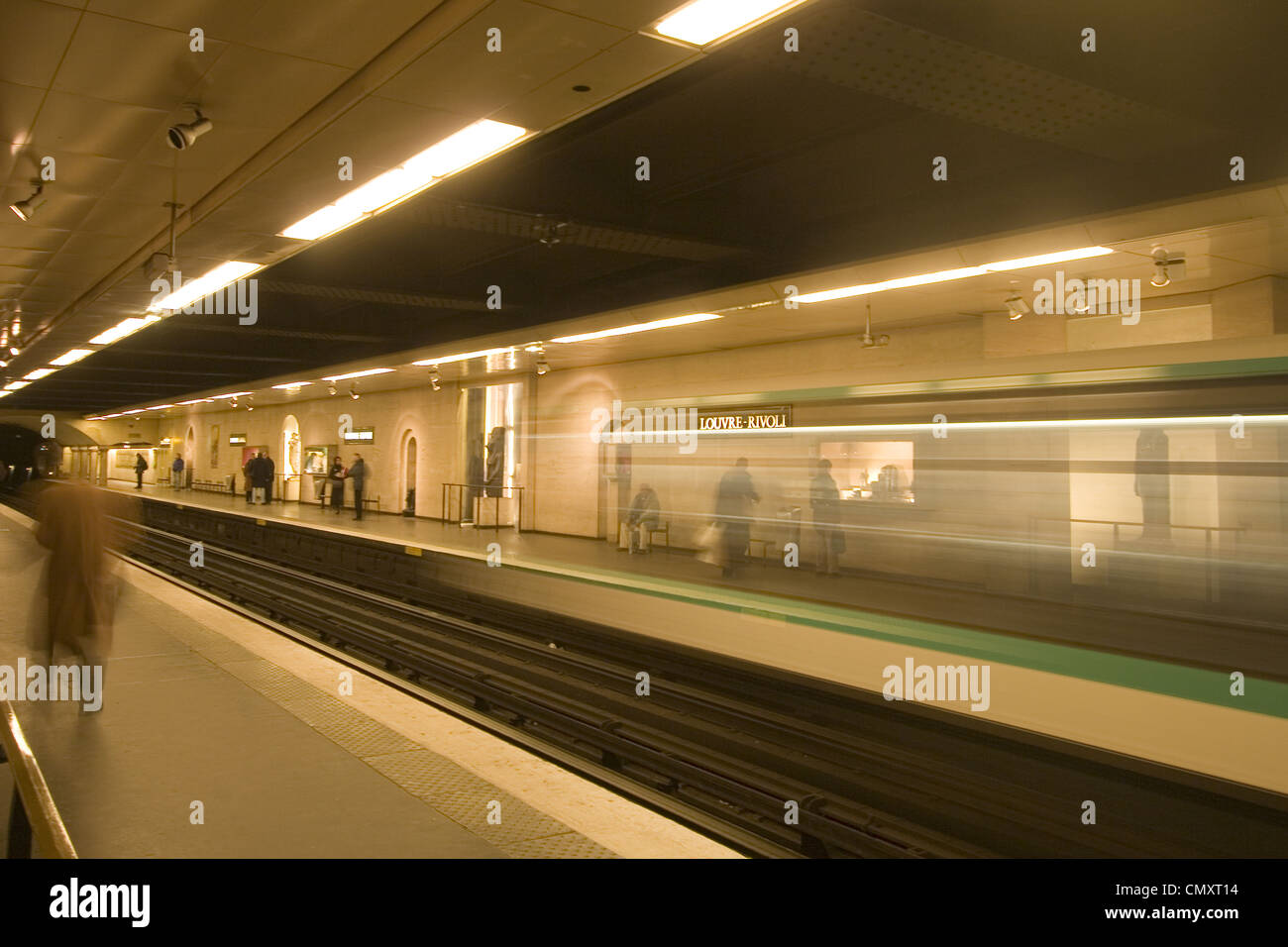 Metro sign paris louvre -Fotos und -Bildmaterial in hoher Auflösung – Alamy