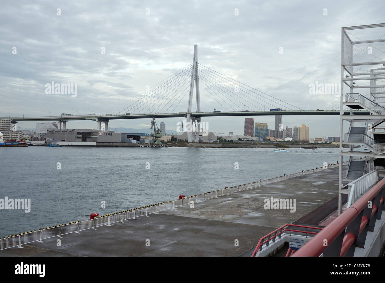 Bridge osaka sea port -Fotos und -Bildmaterial in hoher Auflösung – Alamy