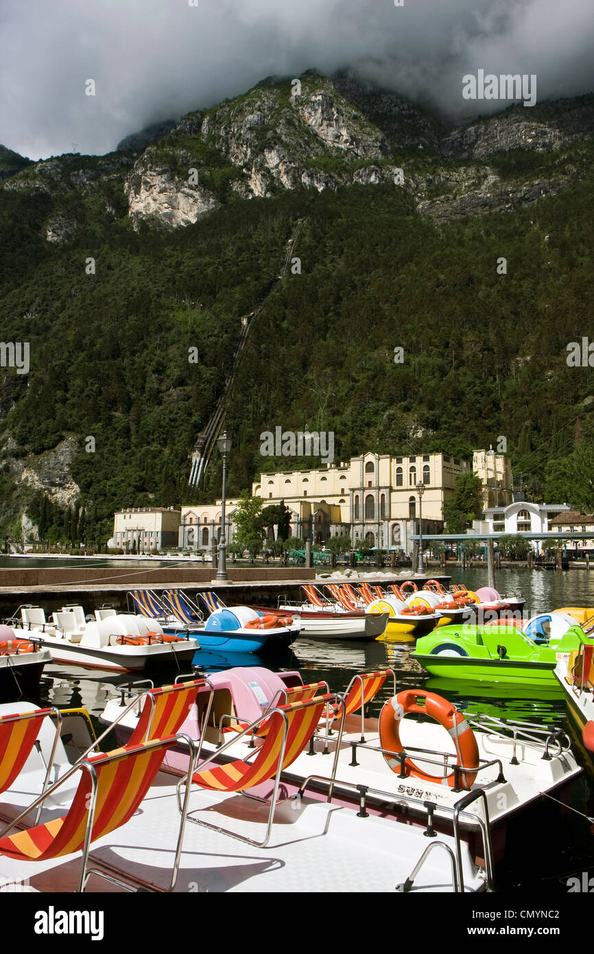 Riva del Garda Stadt im nördlichen Italien Gebirge am Gardasee ...